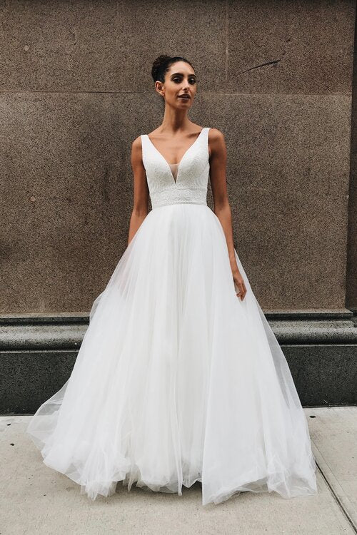 Lis Simon Lyon – PreOwnedWeddingDresses