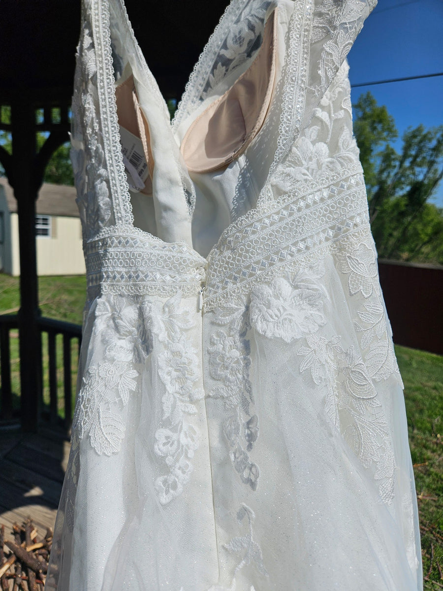 David's Bridal 14010766 Soft ball gown with lace bodice (ivory ...