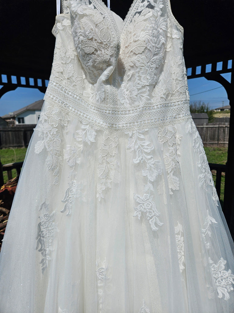 David's Bridal 14010766 Soft ball gown with lace bodice (ivory ...