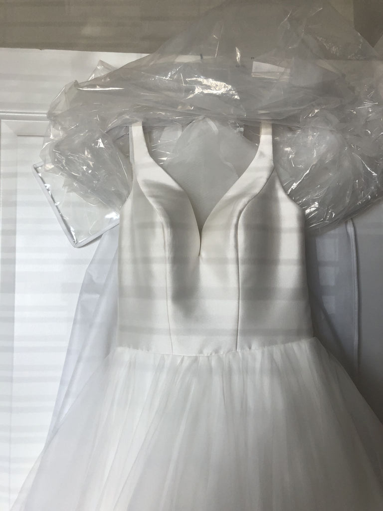 Essense of Australia D2724 – PreOwnedWeddingDresses