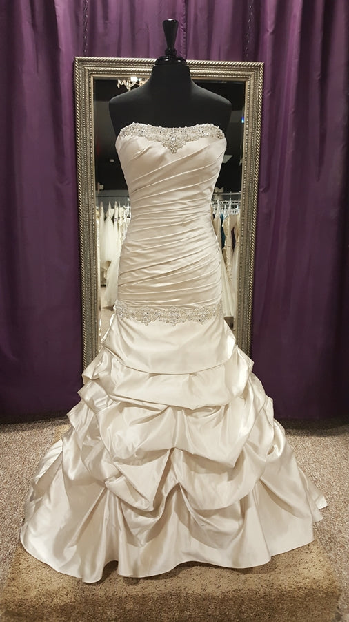 Essense of Australia D1237 – Nearly Newlywed