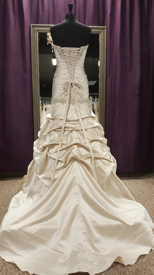 Essense of Australia D1237 – Nearly Newlywed