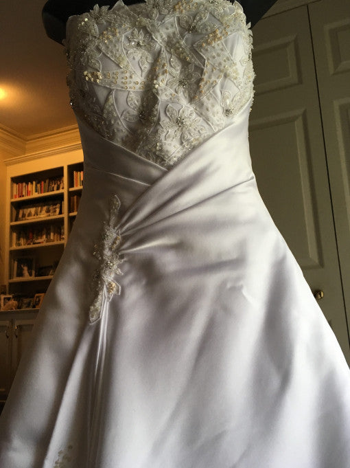 Maggie Sottero Does not have one. Only Maggie Sottero label – Nearly ...