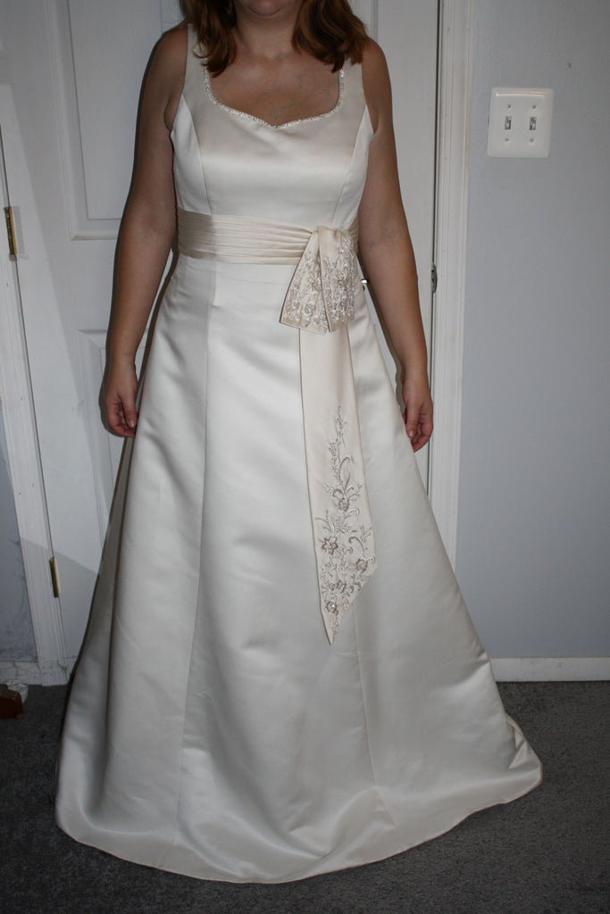 Other Venus Gown 6625-19 Ivory and Demigold – Nearly Newlywed