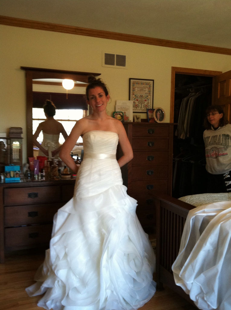 Vera Wang Ivory organza fit and flare – Nearly Newlywed