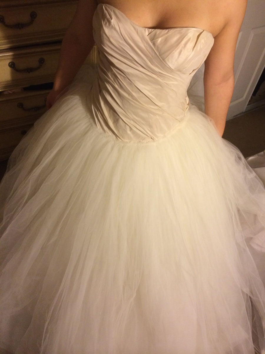 Vera Wang Vera wang ball gown – Nearly Newlywed
